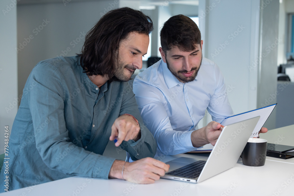Travail en équipe. deux collègues travaillent ensemble dans un bureau ... Travail en équipe. deux collègues travaillent ensemble dans un bureau ...