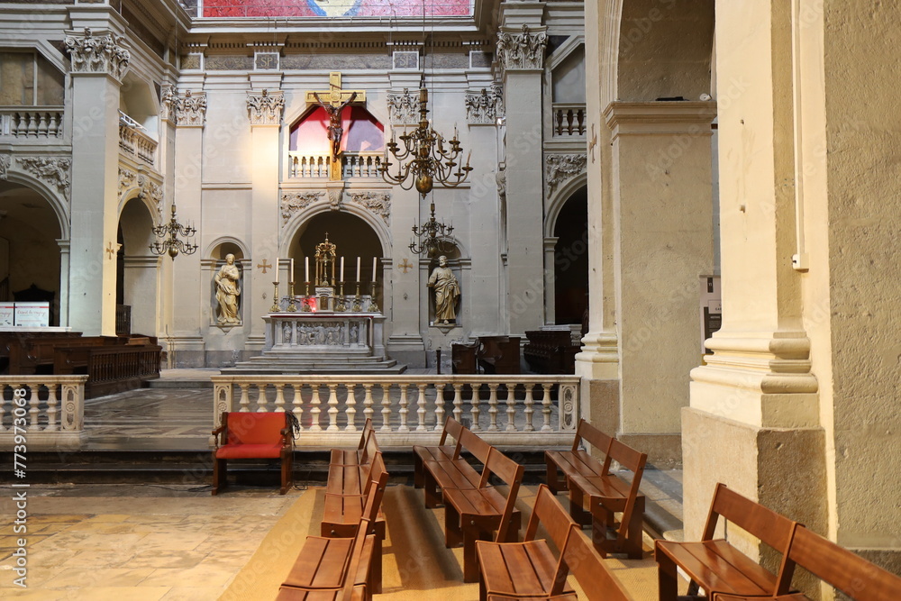 L'église Saint Polycarpe, construite aux 17ème et 18ème siècle, ville ...