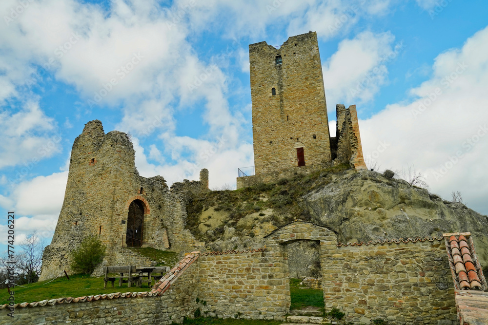 castello medievale di Carpinete, circuito dei castelli di Matilde di ...