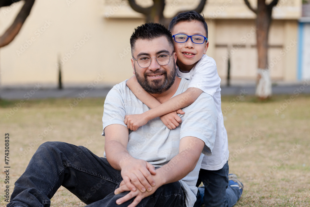 Foto de Boy hugging his potato in a field-happy father with his son in ...