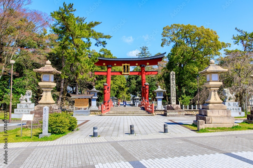 敦賀市、気比神宮の大鳥居（日本三大木造鳥居） Photos | Adobe Stock