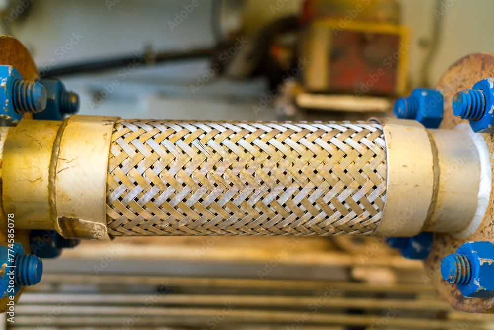 Flexible stainless steel pipe, installed with pipes in the industry ...