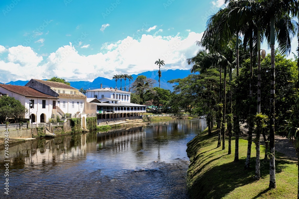 Vista panorâmica da cidade histórica de Morretes, ao fundo o Pico ...