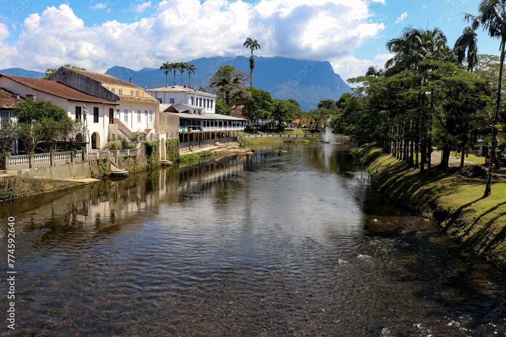 Vista panorâmica da cidade histórica de Morretes, ao fundo o Pico ...