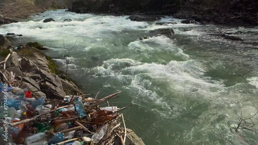 Vidéo Stock uncultured people throw garbage into the river, fast water ...