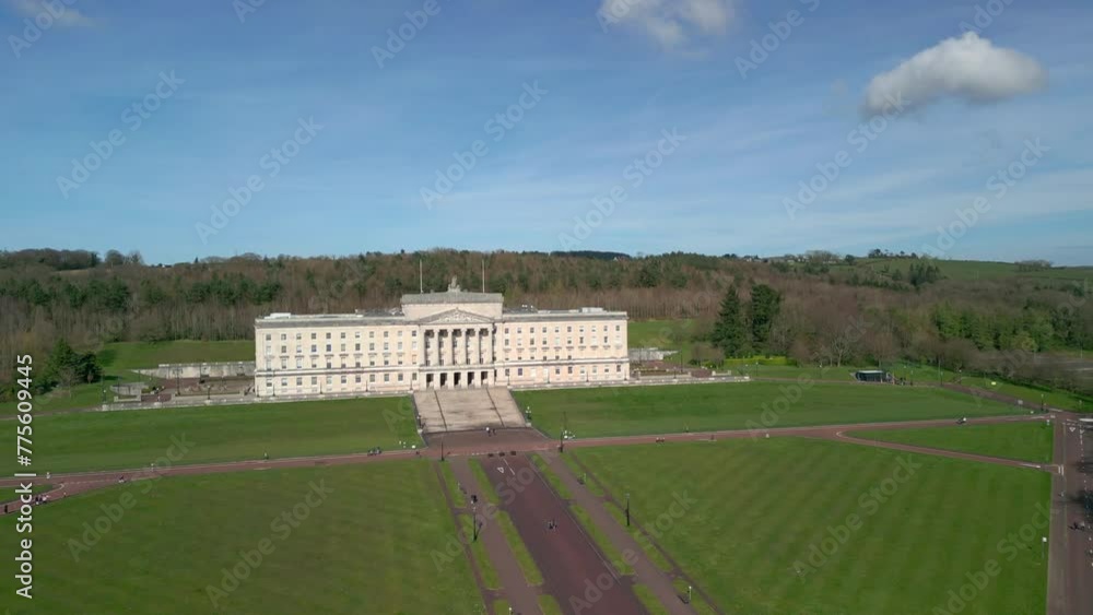 Vidéo Stock Wide shot of Stormont, Belfast Parliament Buildings from ...