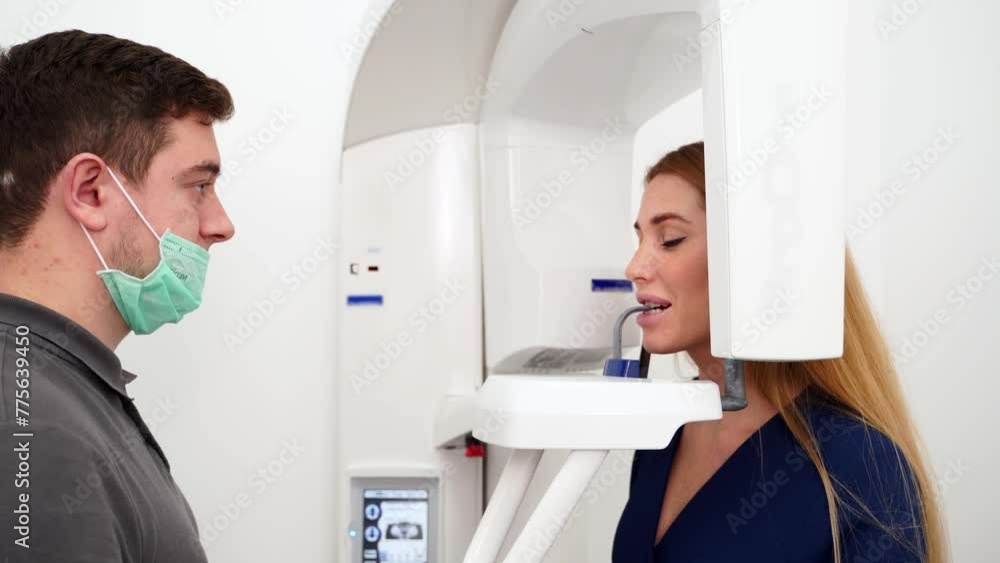 Vidéo Stock Male radiologist taking teeth x-ray of female patient using ...