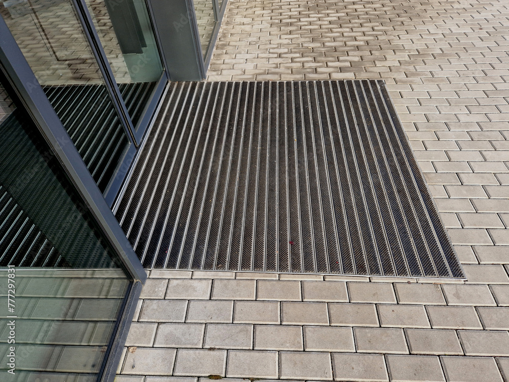 Foto de industrial mat cleaning zones at the entrance to the building ...
