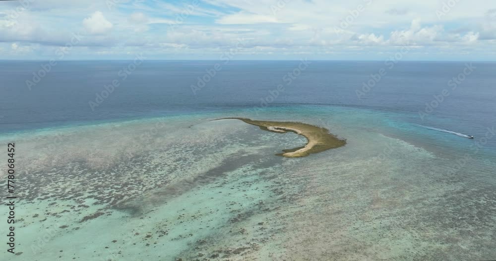 Wideo Stock: Islet on a coral reef. Atoll in the sea. Tun Sakaran ...