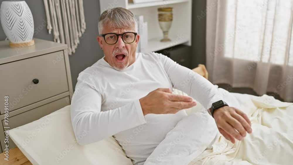 Vidéo Stock Impatient middle-aged, grey-haired man in pyjamas ...
