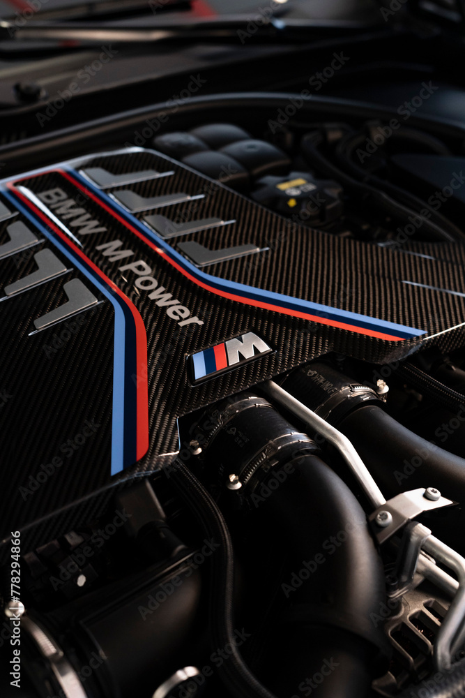 Foto de BMW M8 V8 Engine bay view, carbon fiber engine cover - Luxury ...