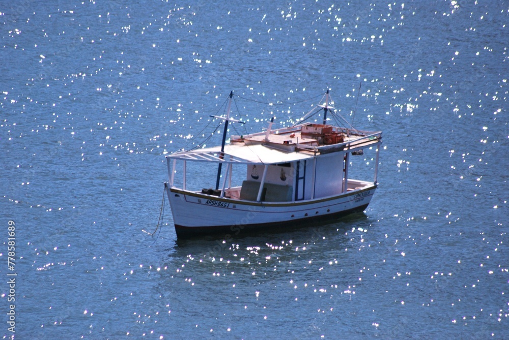 El mar, su paisaje y sus barcos son ideales para un día de paseo y ...