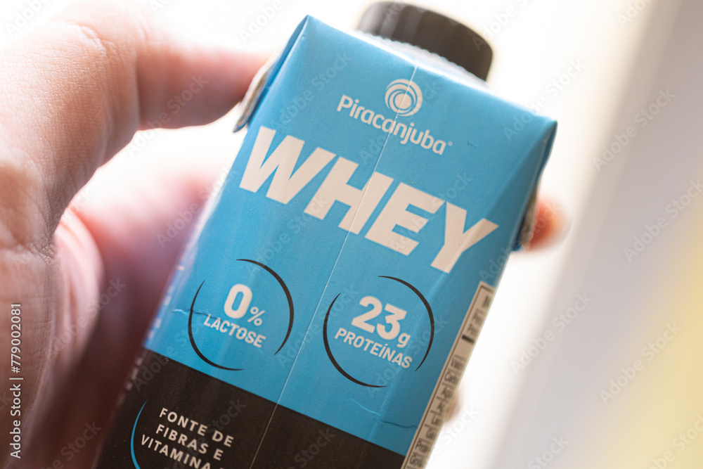 Whey Protein da marca Piracanjuba em uma embalagem pequena. Pronto para ...