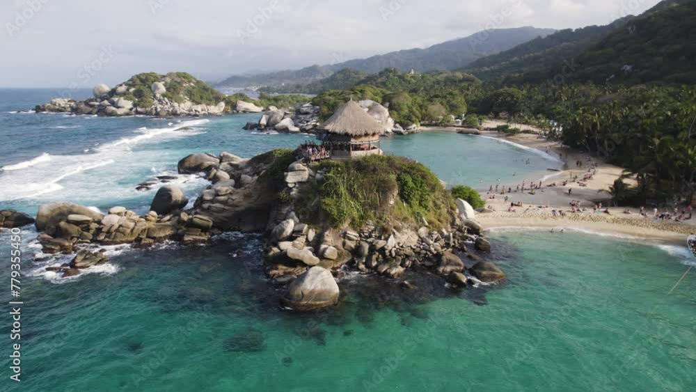 Vidéo Stock Tourist lookout point shack on rocky hill above crystal ...