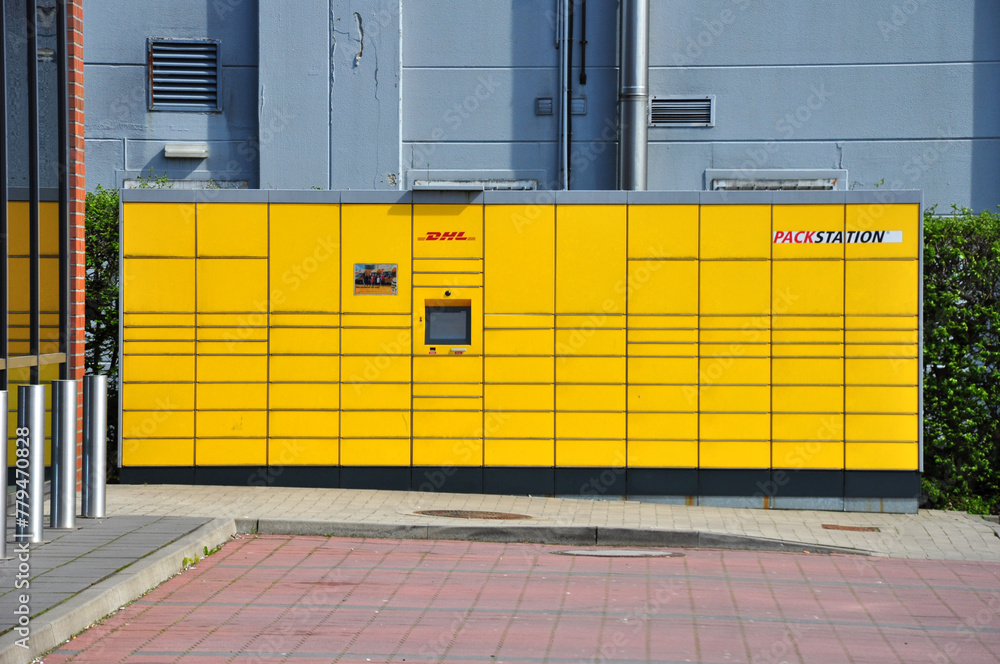 DHL Packstation: Empfang und Versand von Paketen und Retouren. Stock Photo | Adobe Stock