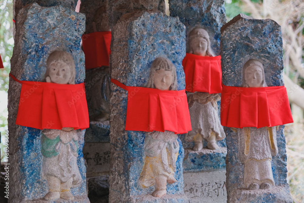 Red pagodas and gates up the mountain in Fushimi Inari-Taisha shinto ...