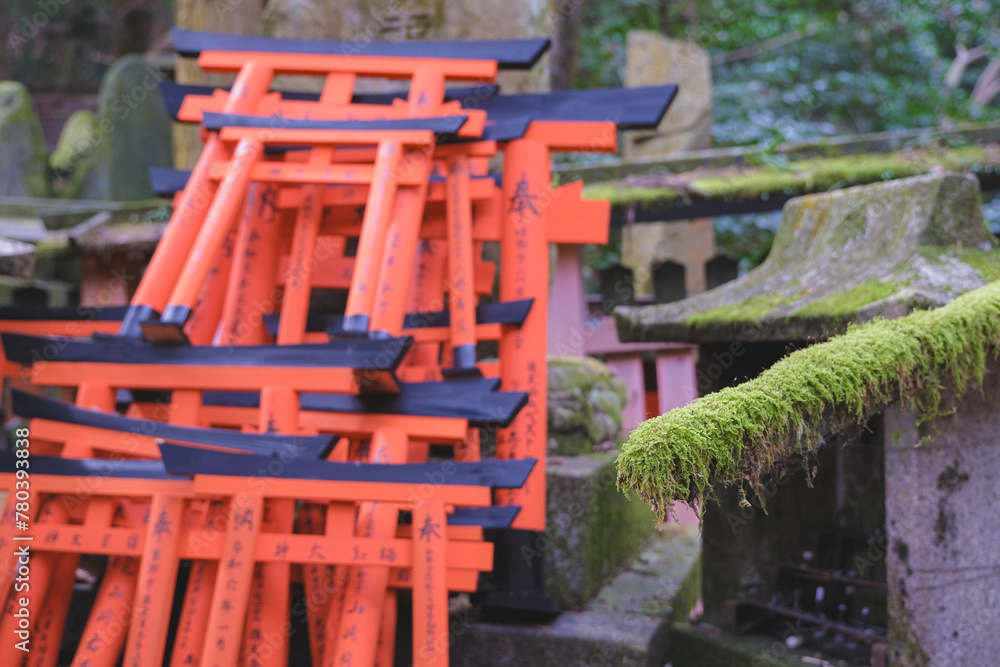 Red pagodas and gates up the mountain in Fushimi Inari-Taisha shinto ...