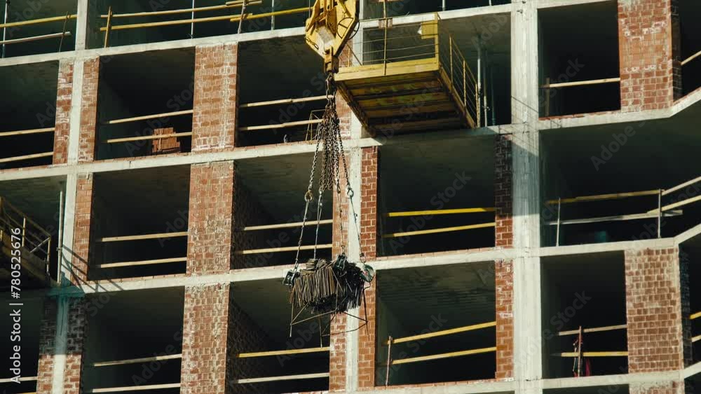 Formwork for creating reinforced concrete slabs lifted on a crane vídeo ...