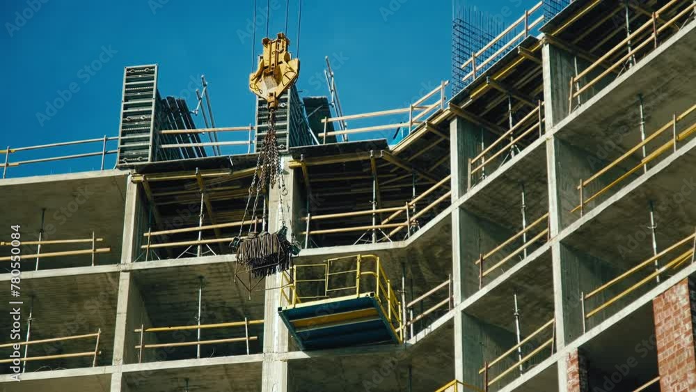 Formwork for creating reinforced concrete slabs lifted on a crane vídeo ...