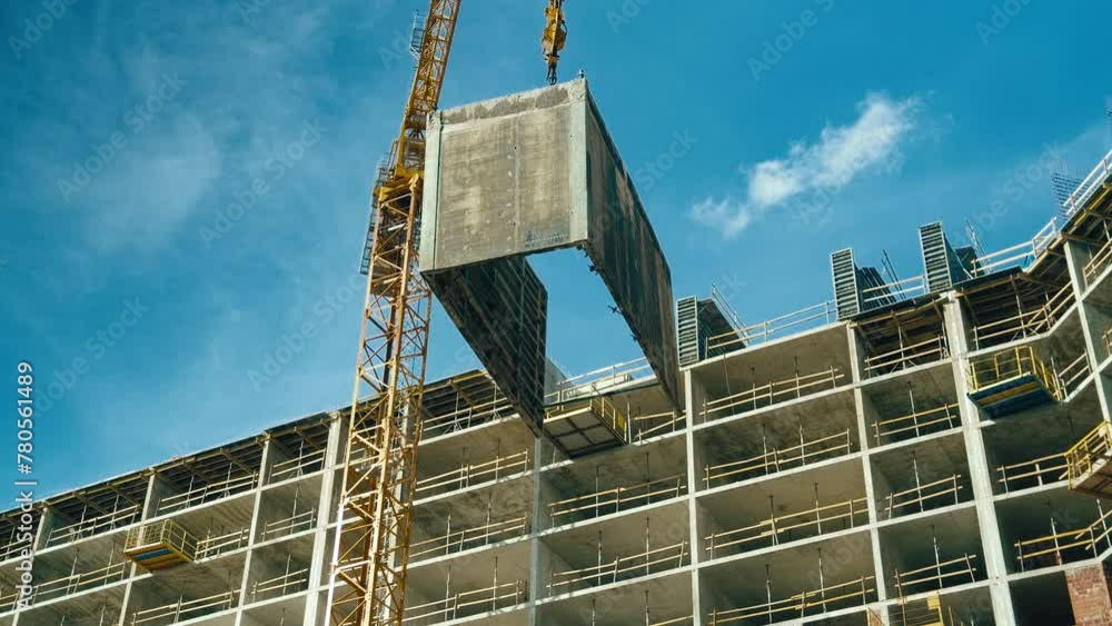 Vidéo Stock Formwork for creating reinforced concrete slabs lifted on a ...