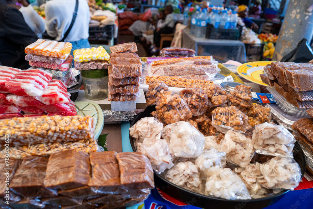 étalage de bonbons et sucrerie sur un marché africain au Cap Vert en Afrique occidentale foto de ...