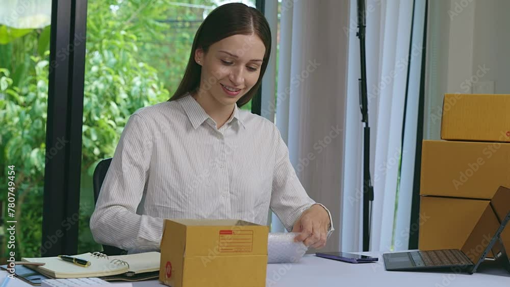 Vidéo Stock Woman packing parcel box. Business owner work at home ...