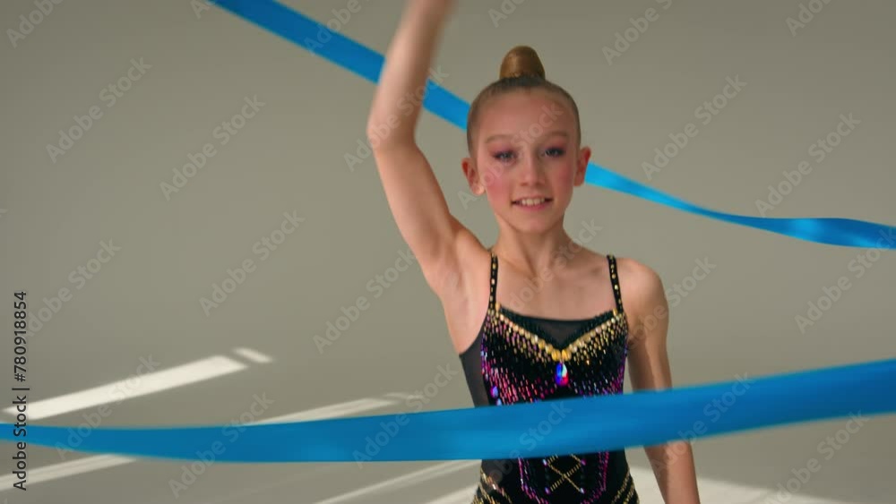 Vidéo Stock Caucasian little girl smiling happy kid child sport dancer ...