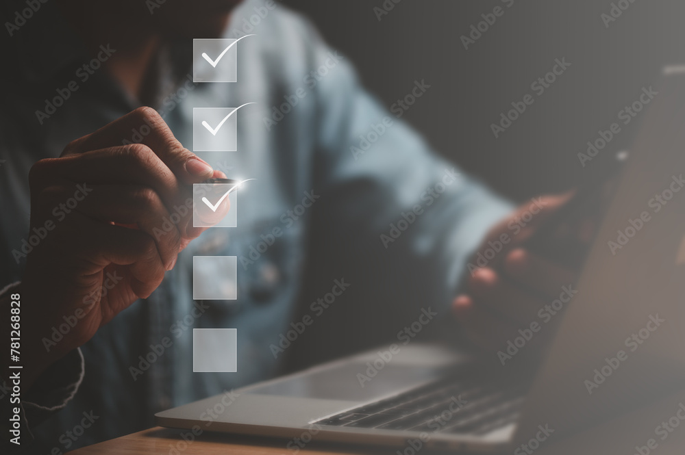 Foto de Business performance checklist, Businessman use pen to tick ...