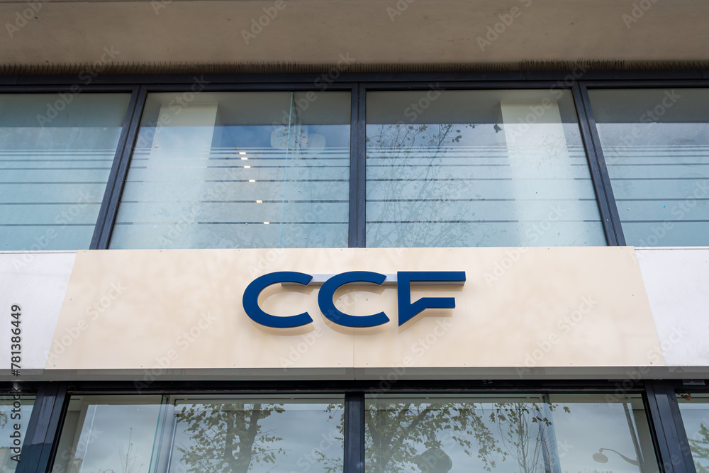 Paris, France - 9 avril 2024: Enseigne et logo d'une agence bancaire du groupe Crédit commercial ...