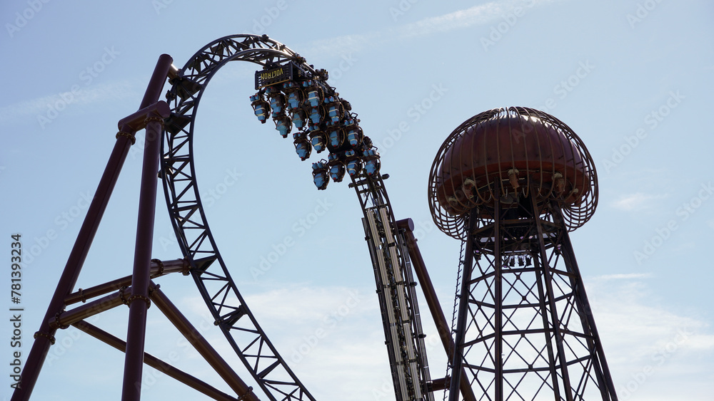 Train of "Voltron Nevera", the world's first roller coaster of its kind ...