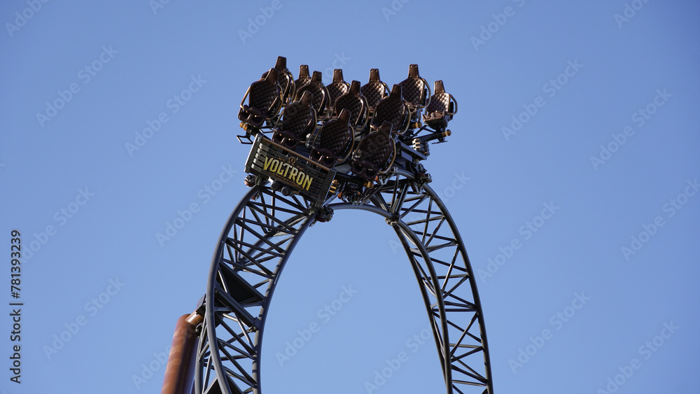 Train of "Voltron Nevera", the world's first roller coaster of its kind ...