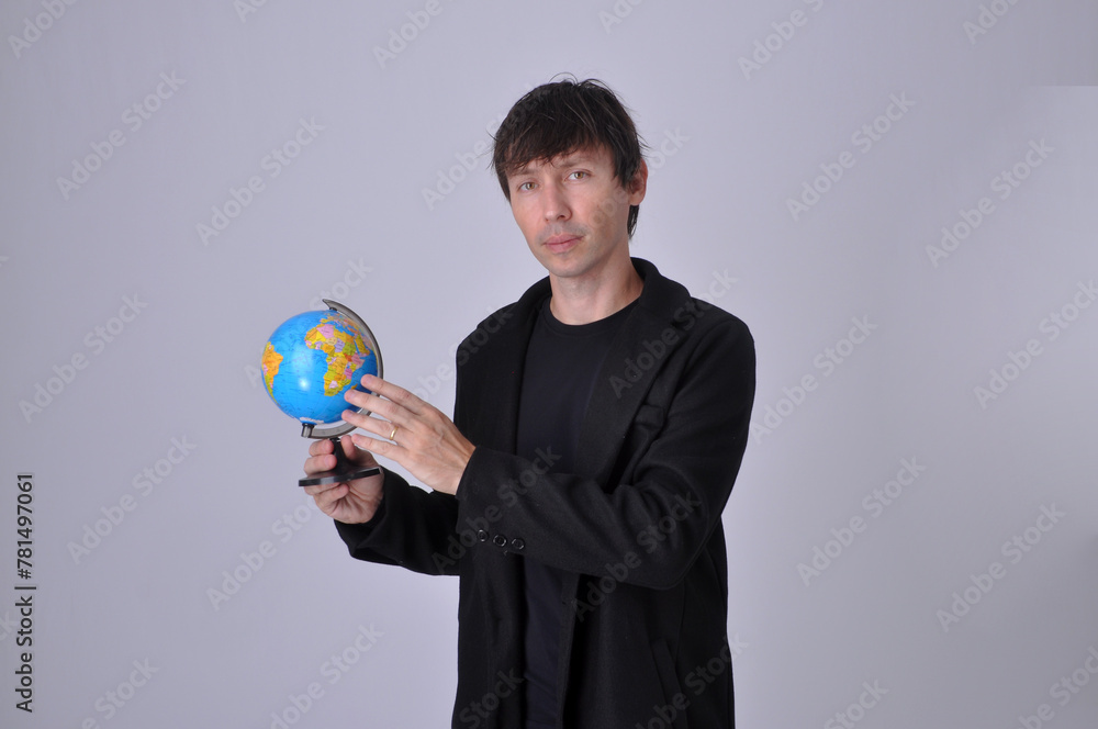 homem de comércio segurando o globo terrestre , planeta terra Stock ...