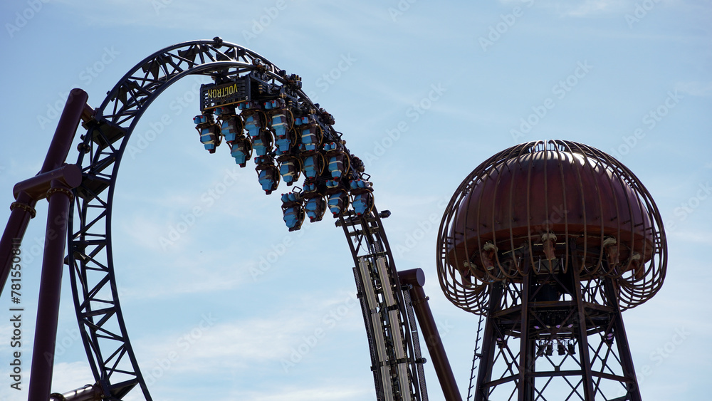 Train of "Voltron Nevera", the world's first roller coaster of its kind ...