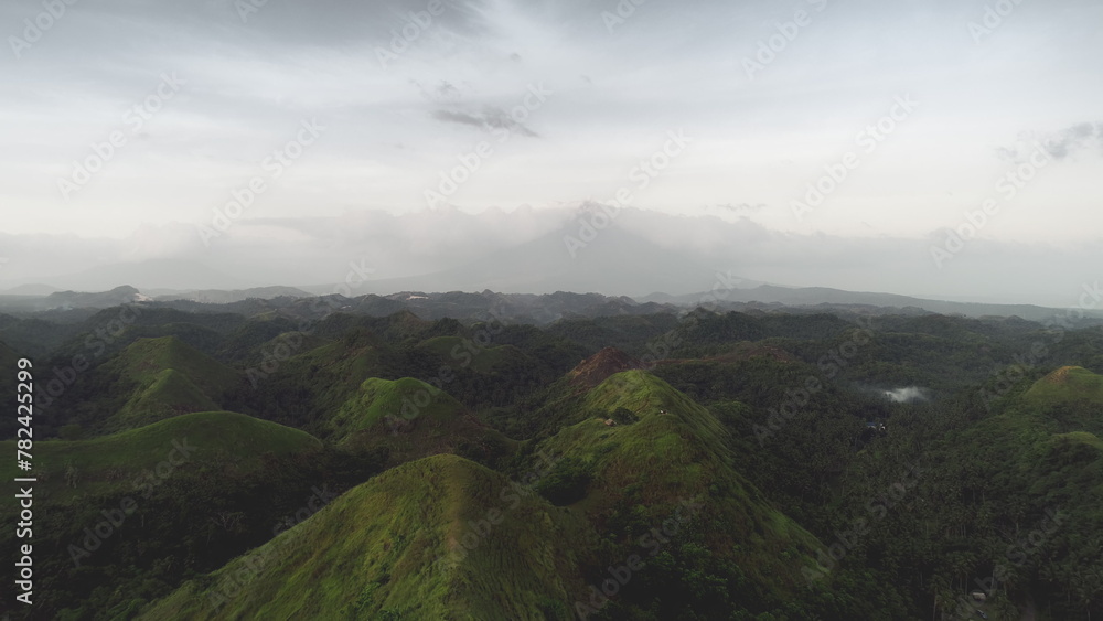 Foto de Philippines green hill aerial: mist haze over tops at volcano ...