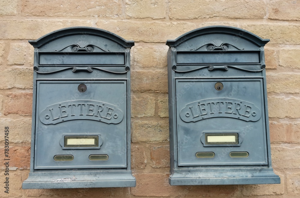 Cassette della posta in metallo su vecchio muro in mattoni Stock Photo ...