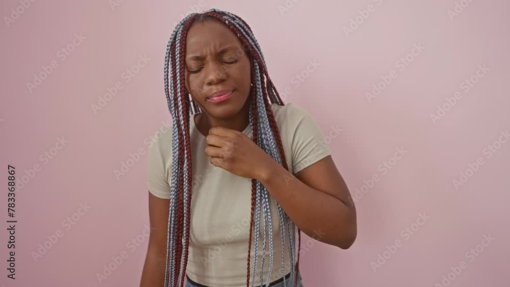 Vidéo Stock Unwell african american woman standing isolated, coughing ...
