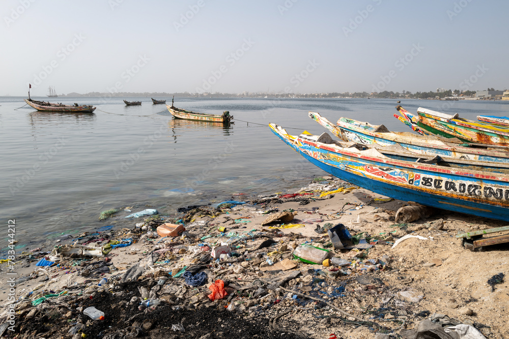 une plage polluée dans le quartier de Hahn pêcheur à Dakar au Sénégal ...