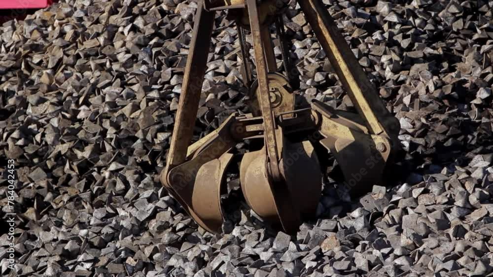 Vidéo Stock Bulk crane loader grabs iron ore at port for industrial ...