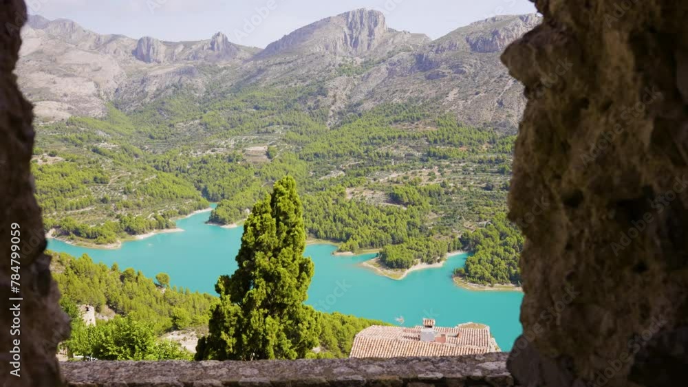 Vidéo Stock A gradual reveal unveils vast mountain vistas and azure ...
