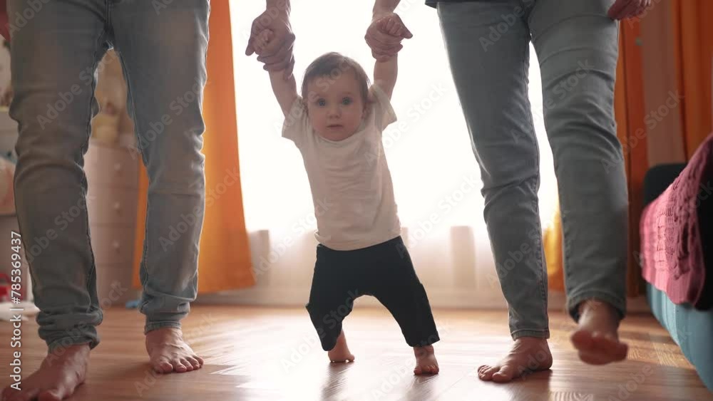 Vidéo Stock baby takes his first steps. happy family a kid dream ...