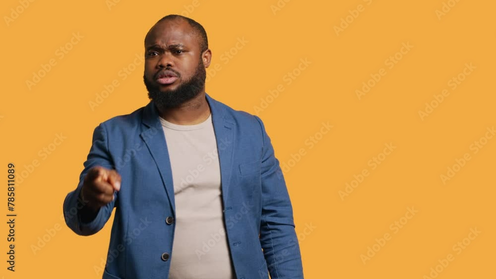 Vidéo Stock Angry african american man fighting with friend over ...