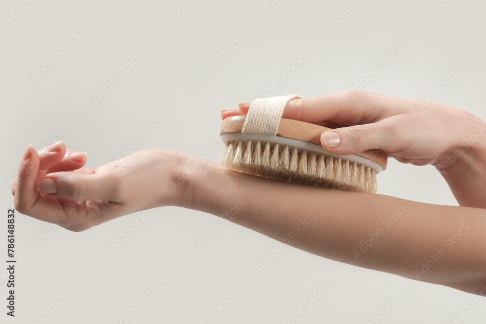 Dry body brush, Woman dry brushing body to reduce cellulite, detoxify ...