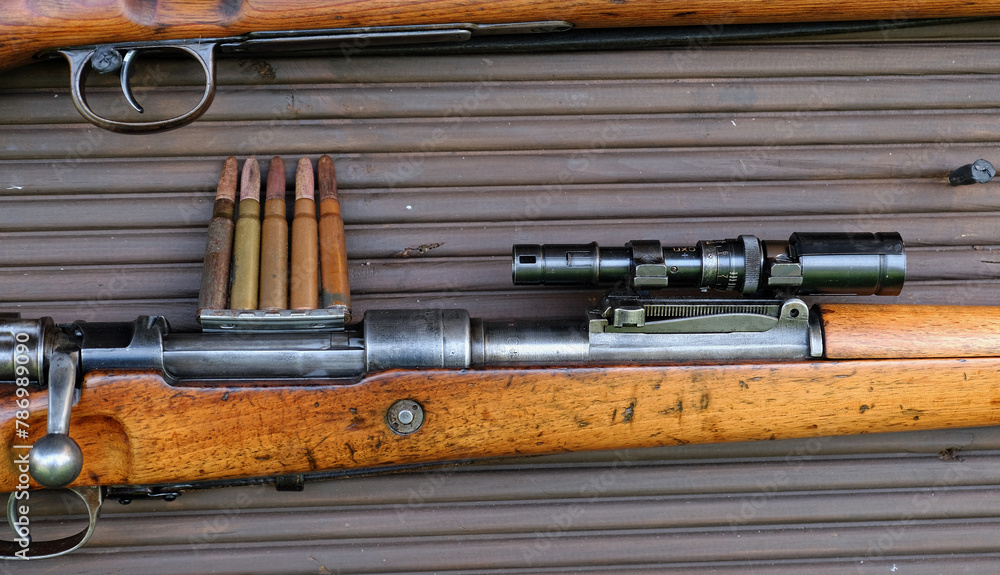 Foto de Vintage world war two infantry weapons. Rifle with telescopic ...