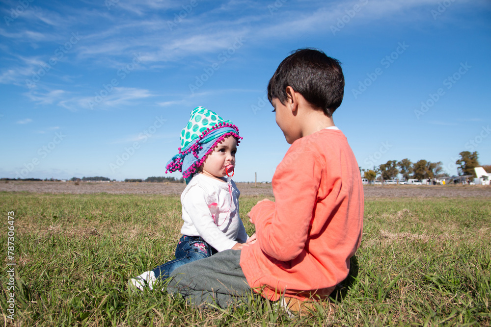 Hermano mayor cuida de su hermana menor Stock Photo | Adobe Stock