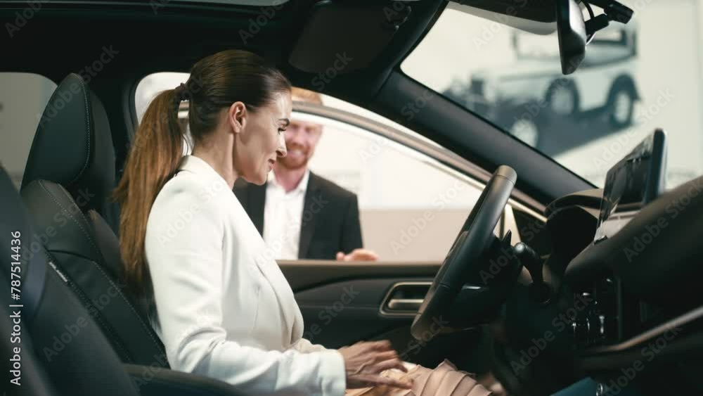 Vidéo Stock Close-up of the completion of a deal to purchase a new car ...