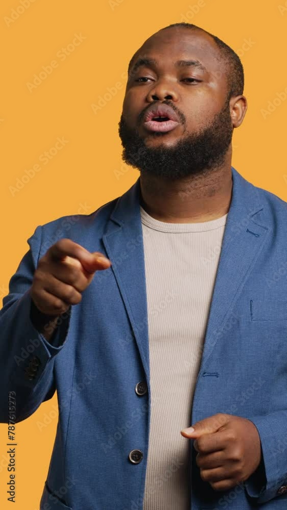 Vidéo Stock Vertical video Disappointed african american man ...