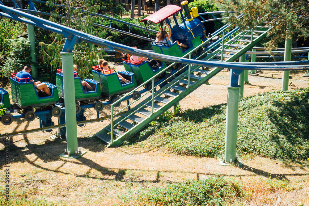 Manège à sensation. Petit train dans un parc d'attraction. Manège à ...