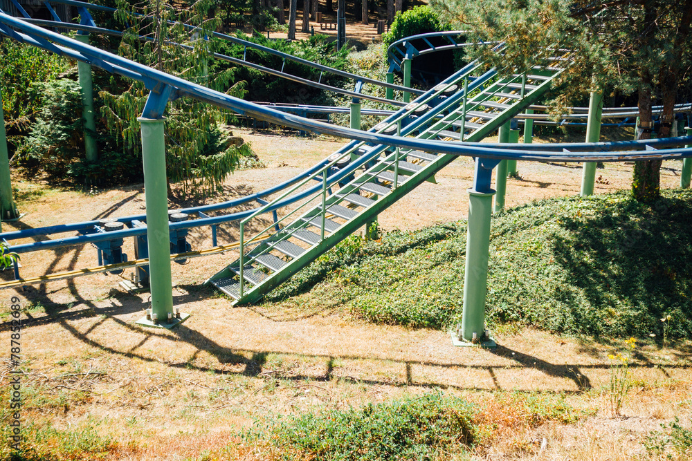 Manège à sensation. Petit train dans un parc d'attraction. Manège à ...