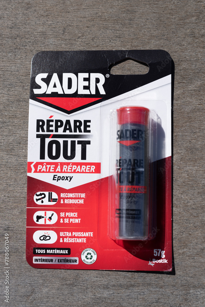 Pâte à réparer de la marque Sader Bostik du groupe Arkema, France Stock ...