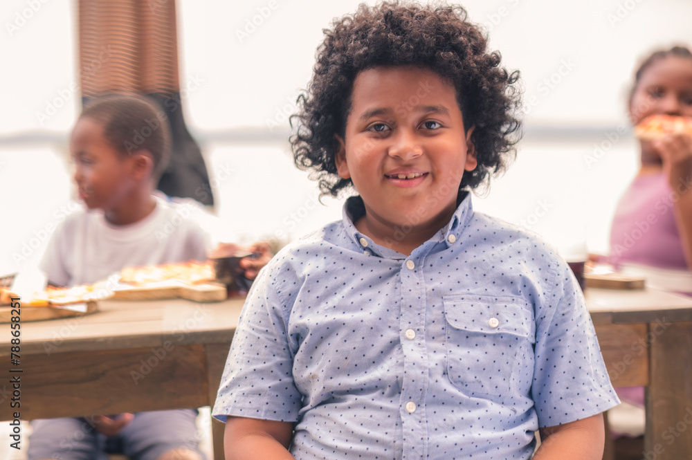 Foto de Portrait of an African American boy looking at the camera ...